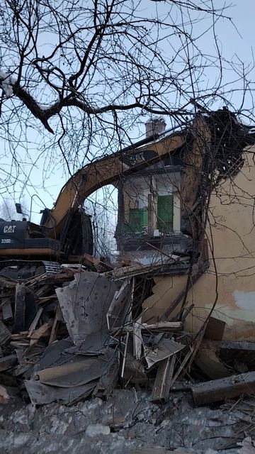 Экскаватор сносит Дом ©20260130