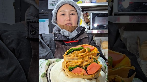 Безумный китайский цзяньбин в Корее 🇰🇷🔥 Хрустящие слоеные пирожки, колбаски и яйца.