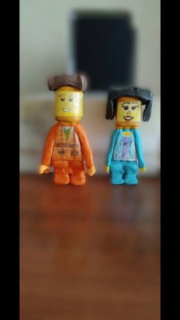 Парень с девушкой общаются и обнимаются (пластилиновая анимация в стиле Лего)