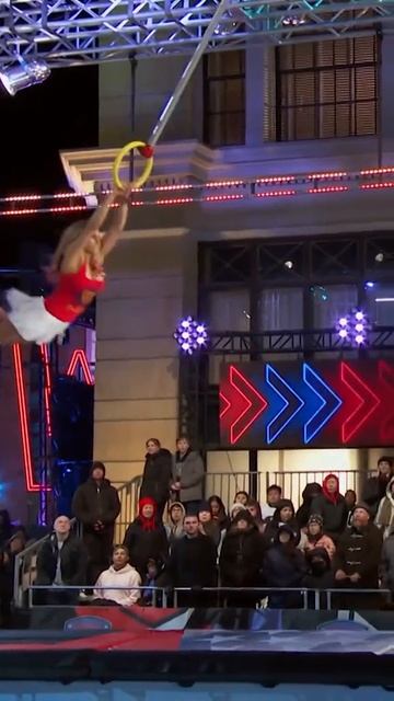 Девушка прыгнула на шест и...