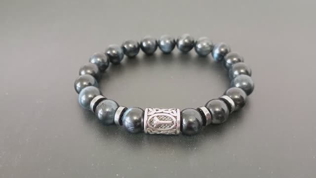 Браслет из соколиного глаза с руной Альгиз.  Украшения талисманы