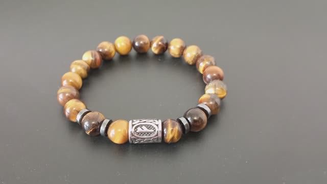 Браслет из тигрового глаза с руной Феху. Украшения талисманы