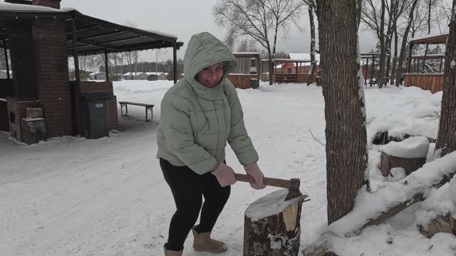 Мангальная зона в Ямской слободе на курорте Завидово. Раннее утро. Теплая погода -5 градусов.