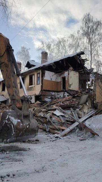 Excavator destroys a house ©20260130