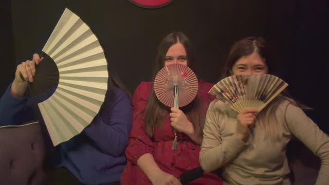 Настоящая любовь: эмоции, чувства и языки любви — разговор трёх подруг.