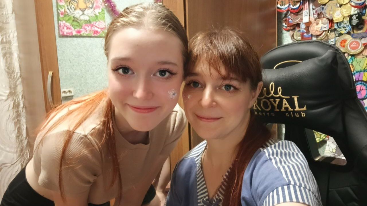 Как красятся и красят девочки-подростки) ВЛОГ Ксюши. Отрывок с новогоднего видео