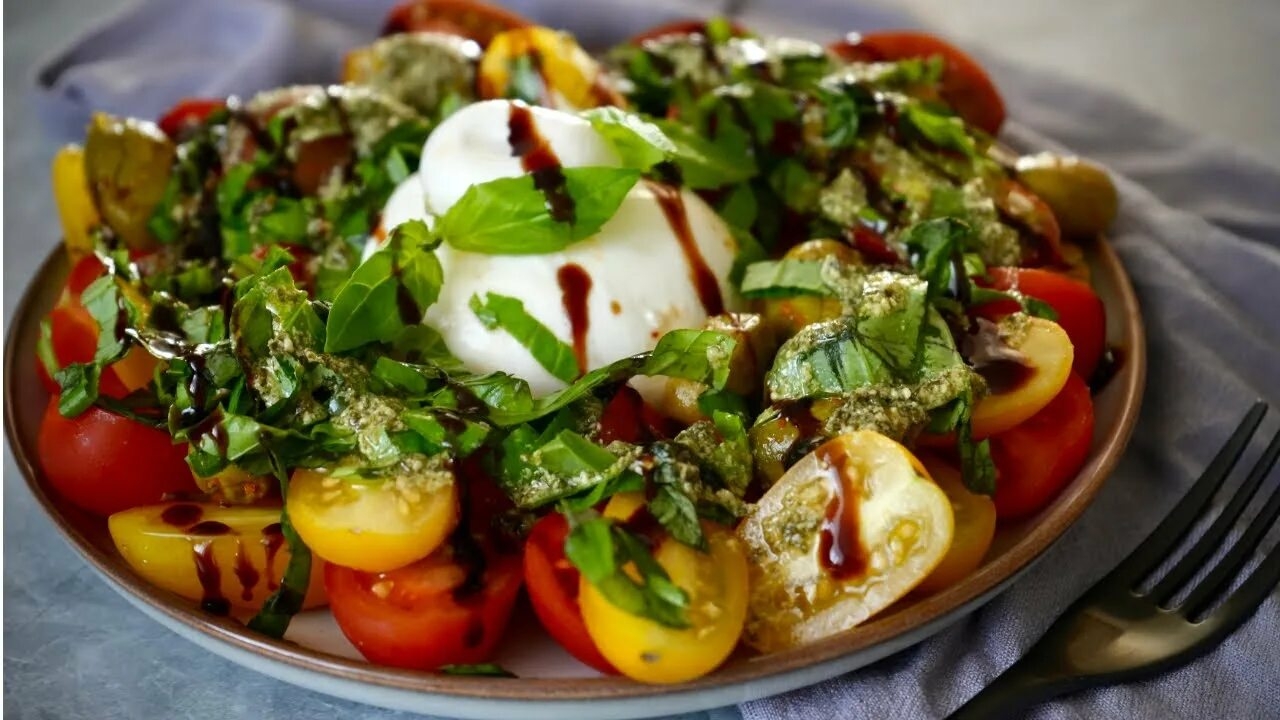 Салат «Буррата с апельсином и кедровыми орешками»