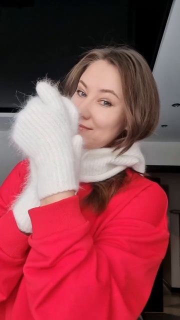 В комплект к варежкам связала капор из Пуха норки