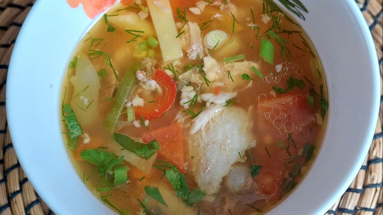 Суп с обилием овощей на курином бульоне без поджарки.