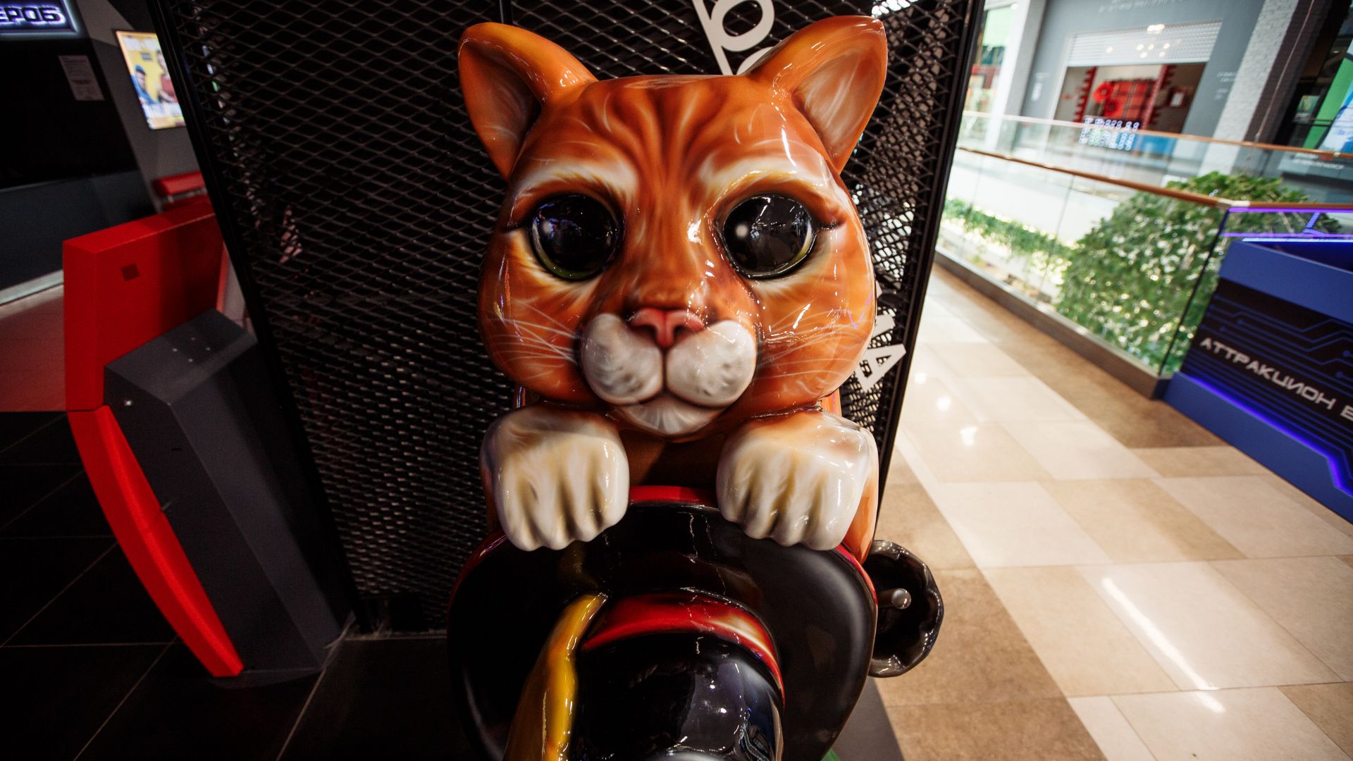 Фигуры из стеклопластика:Смурф Кот Пингвин. ТРЦ Сити Молл. г.Тюмень