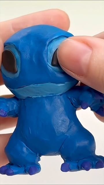 Леплю Стича из пластилина