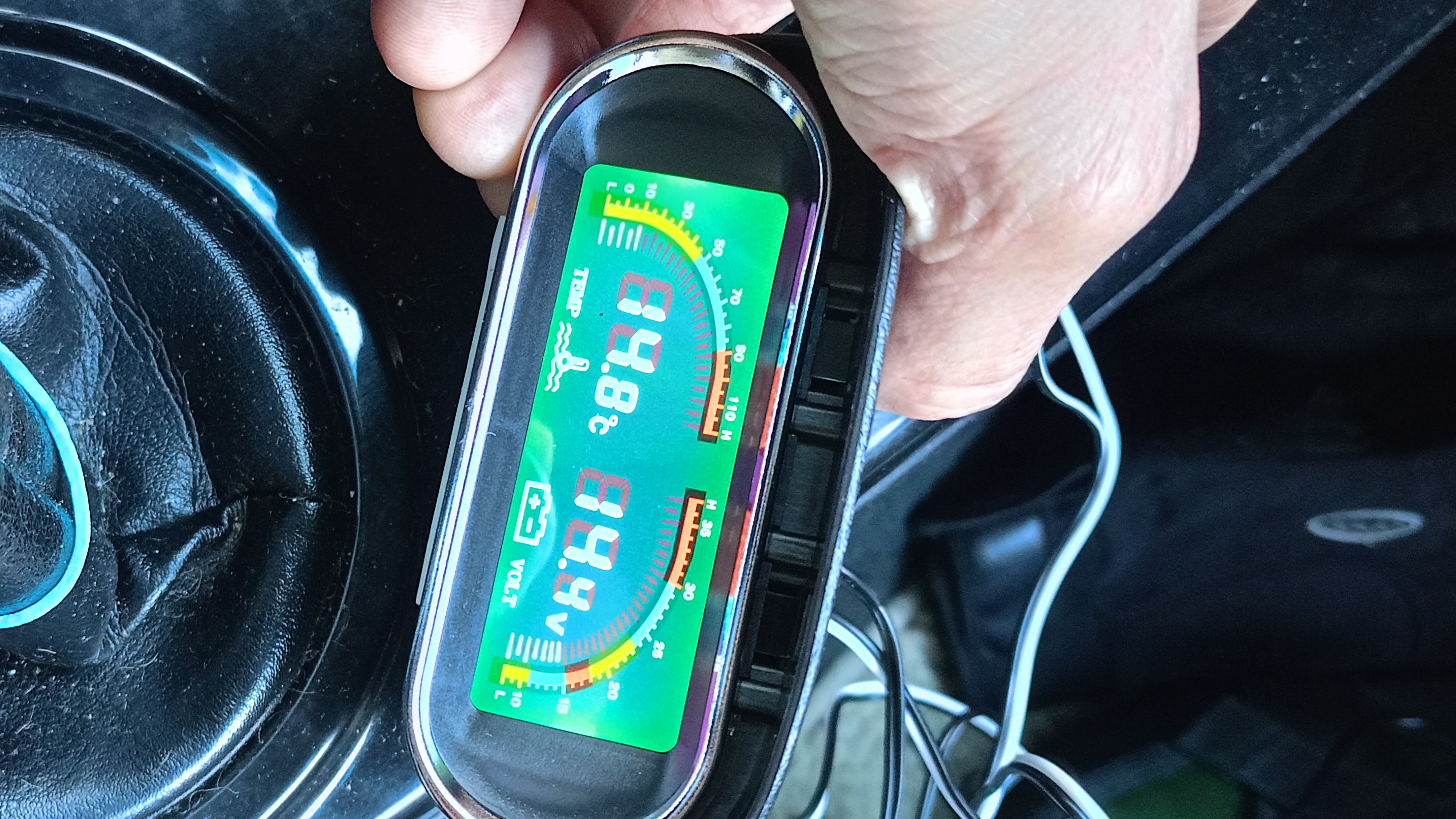 Цифровой вольтметр и датчик температуры жидкости двигателя