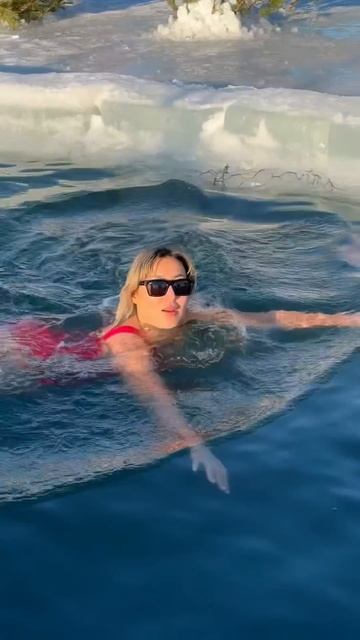 Зимняя вода приняла её