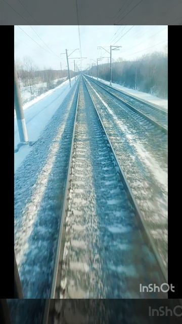 Вид из последнего вагона поезда. Рельсы, редьсы, шпалы, шпалы.