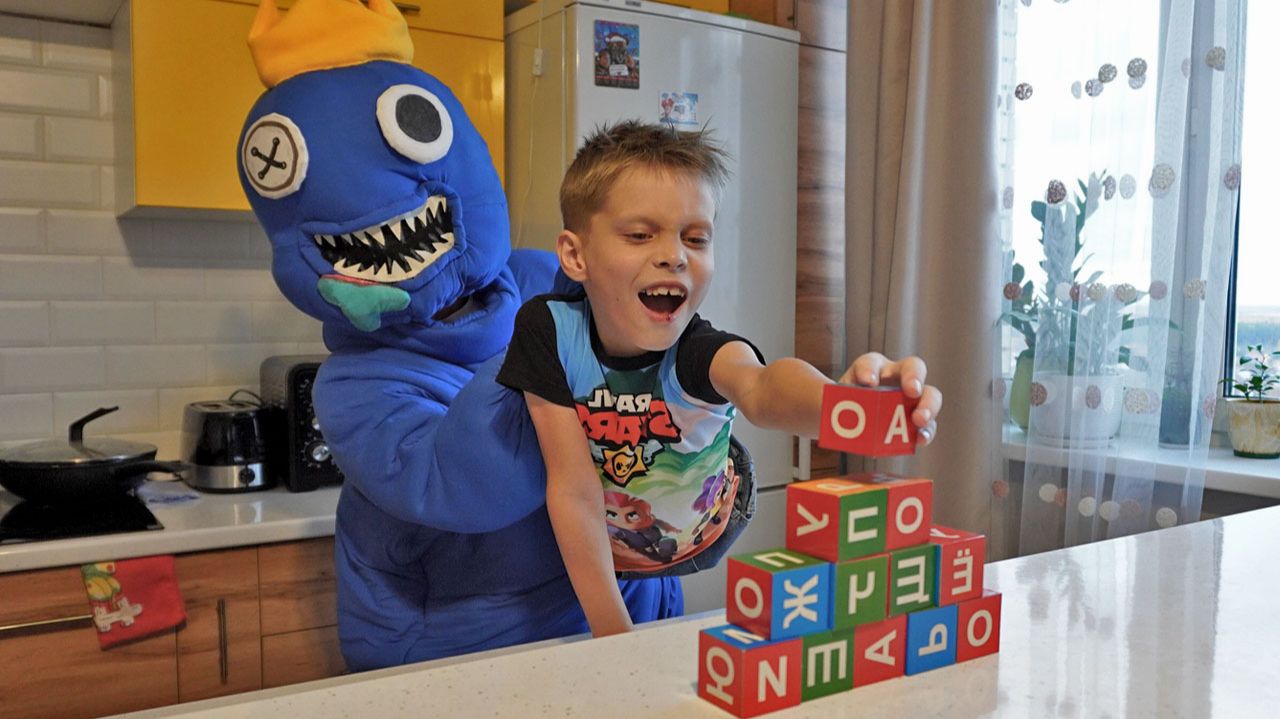 Синий (BLUE)  монстр из радужных друзей ROBLOX дома у Алисы.