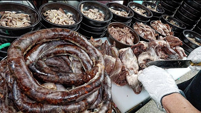 Рисовый суп сундэ с мясом свиной головы и пёнюком (ломтики вареного мяса) – корейская уличная еда