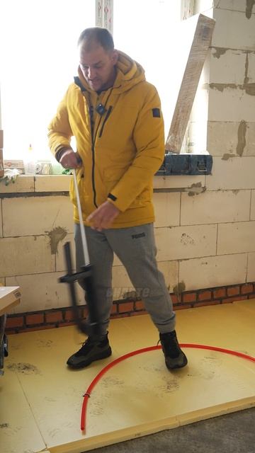 Почему этот способ крепления труб лучше всех #теплыйпол #строительстводома #стройка