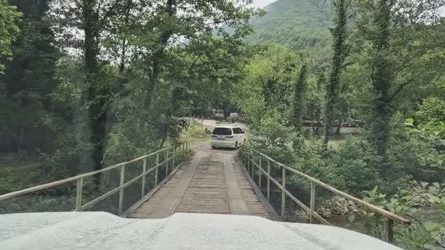 Военно-Сухумская дорога, в ущелье Черниговка, июнь 2025