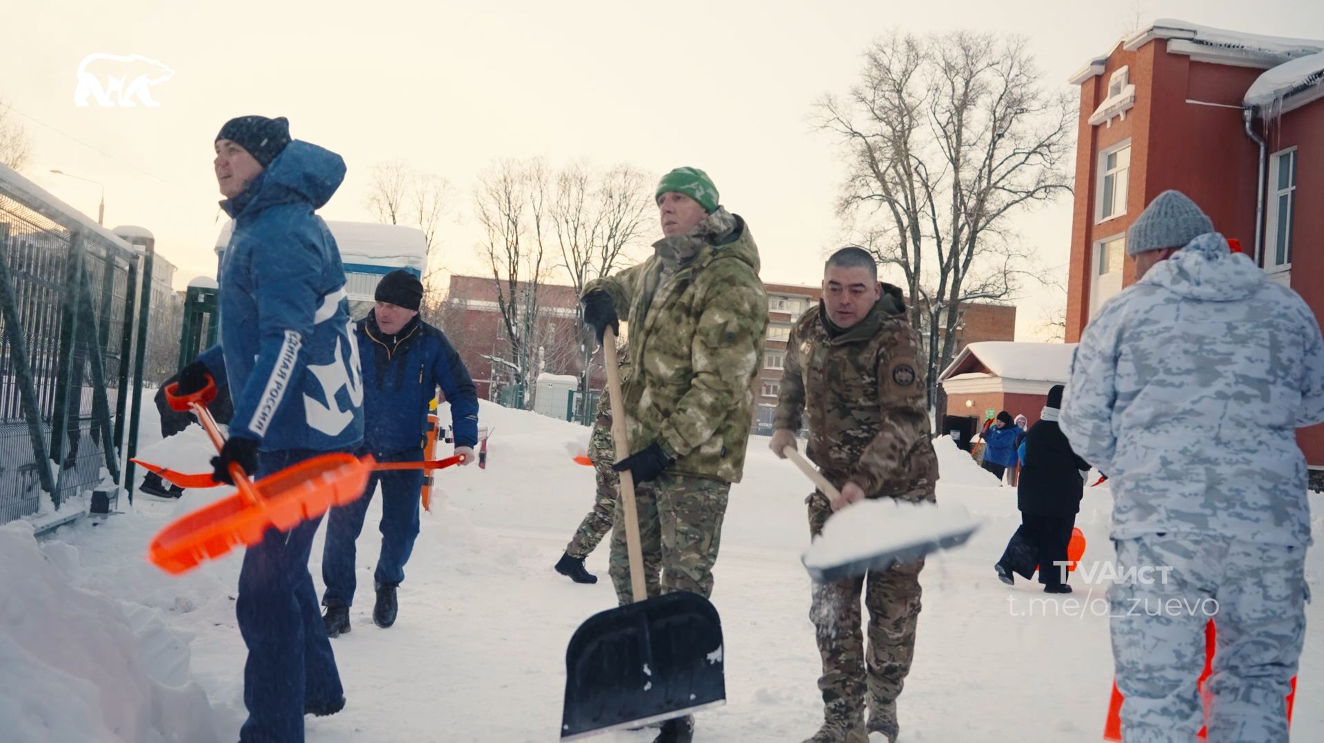 В округе проходит субботник по уборке снега