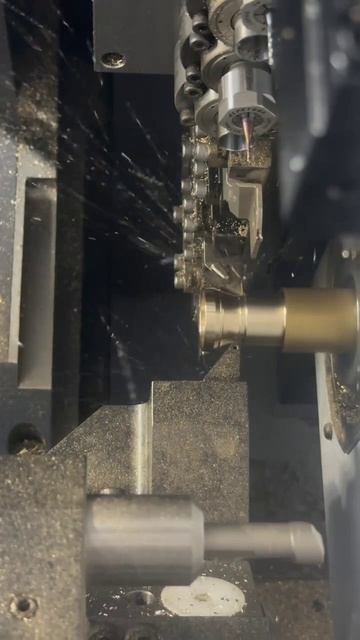 Токарная обработка 2-мя резцами одновременно. В зарубежной терминологии "pinch turning".