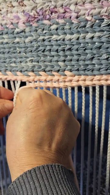 Плету коврик из лоскутов на деревянной раме! #коврикизлоскутов #ковриксвоимируками