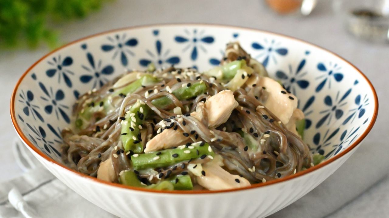 🍲 Соба с курицей в сливочном соусе. 😋 Идеальное сочетание мяса и гречневой лапши в одной тарелке.