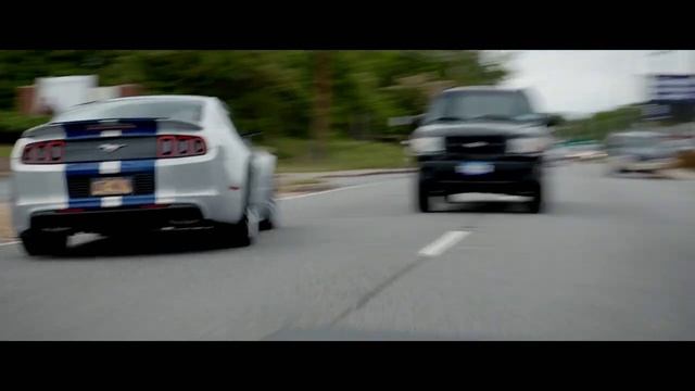 Тоби Маршалл объезжает пробку | Жажда скорости (2014) | Момент из фильма