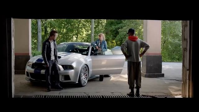 Джулия привозит тачку для гонки | Жажда скорости (2014) | Момент из фильма