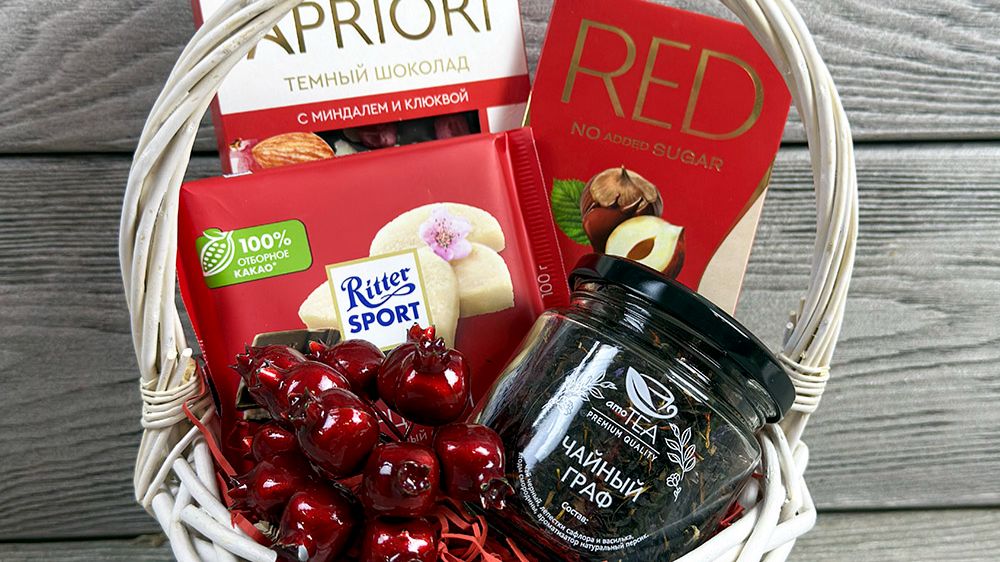 Подарочная корзина «Алый дуэт»