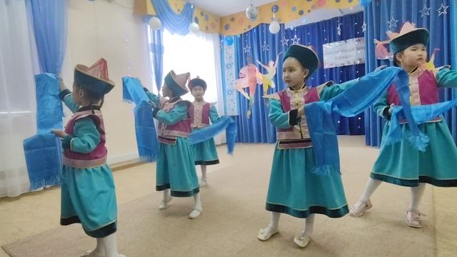Приветственный бурятский танец малышей
