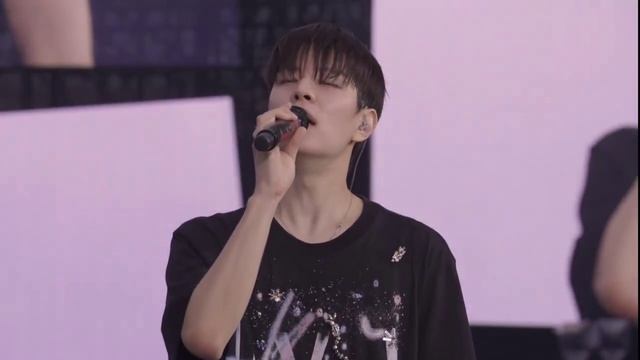 Я не знаю, кого благодарить за то, что эта песня включена в сет-лист, но все же спасибо.