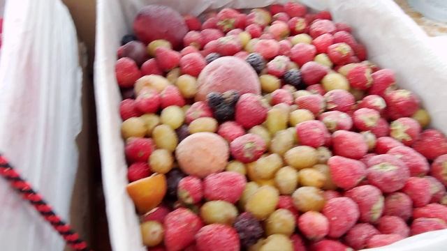 Вкусные замороженные ягоды и прекрасные соленья в свято Данилов монастыре. Очень вкусно и полезно.