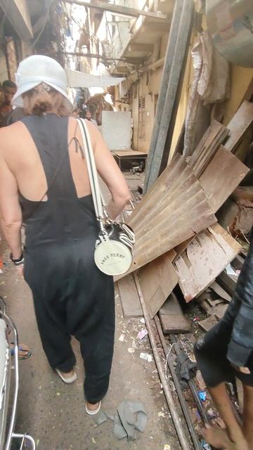 Раздаем конфеты детям в трущобах