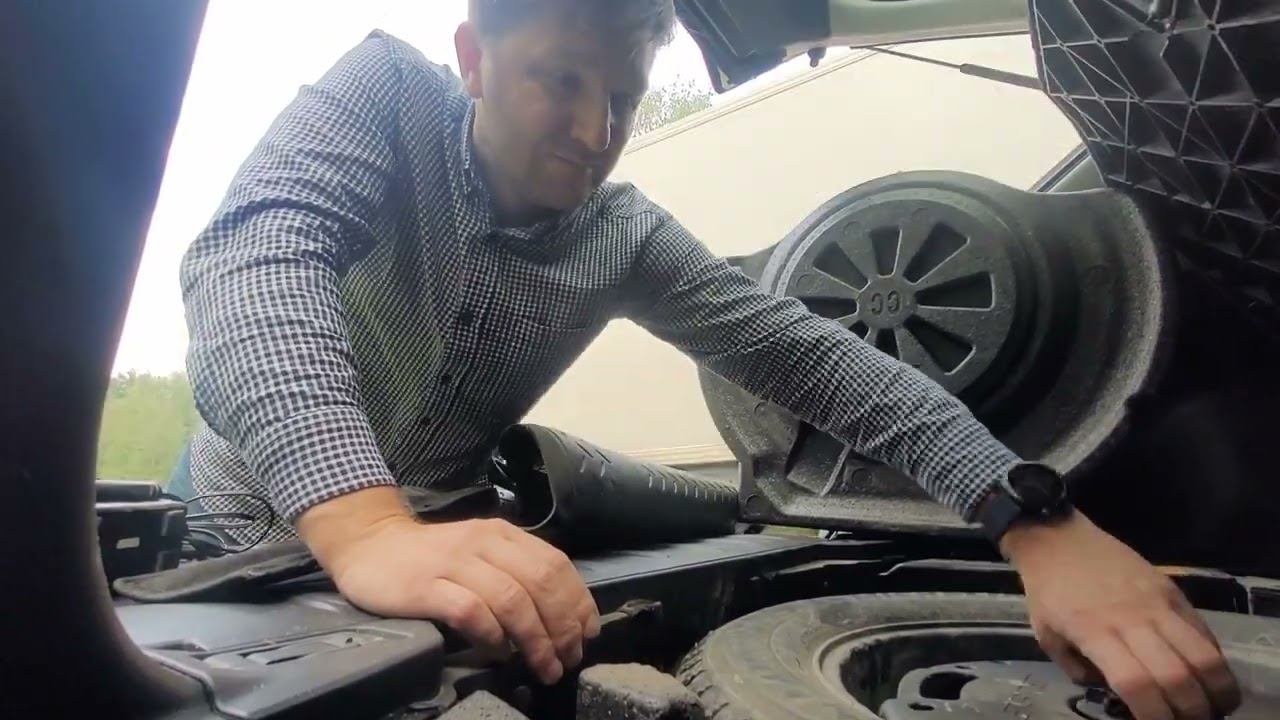 Замена колеса. Пробил шину автомобиля.