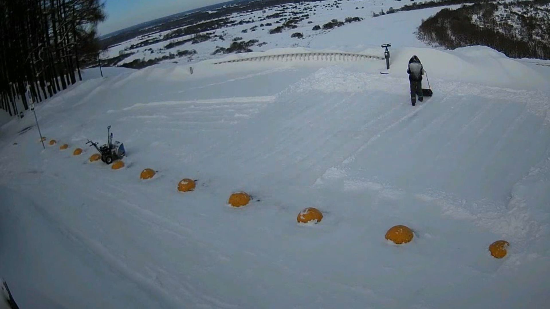 Уборка снега на смотровой площадке в Толмачево города Вязники. Съемка 30.01.2026