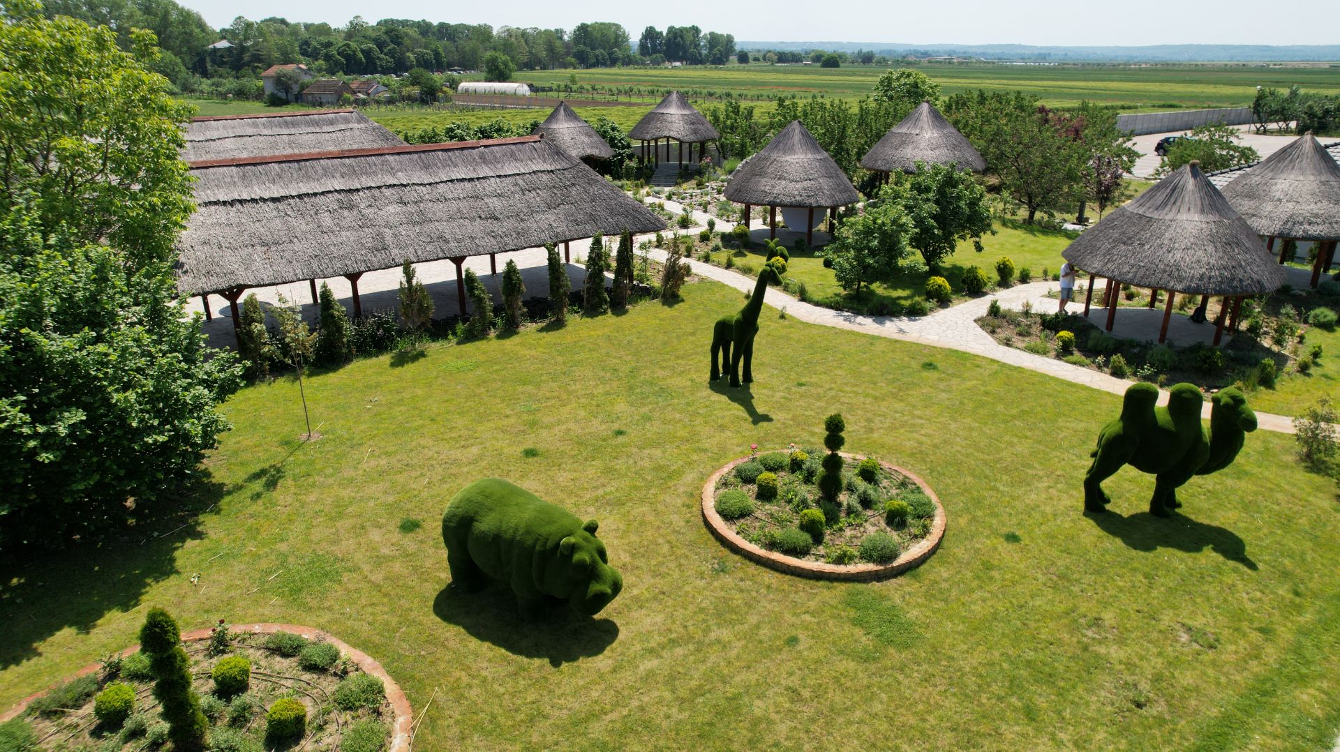 Комплексное благоуствойсто территорий арт-объектами. Топиарные фигуры.