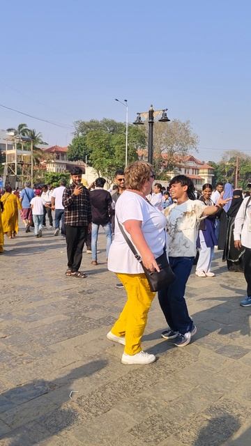 Русская туристка танцует с индийским блогером