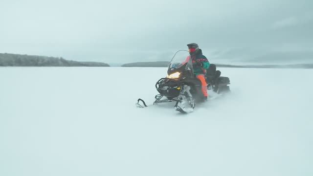 По Имандре на снегоходах