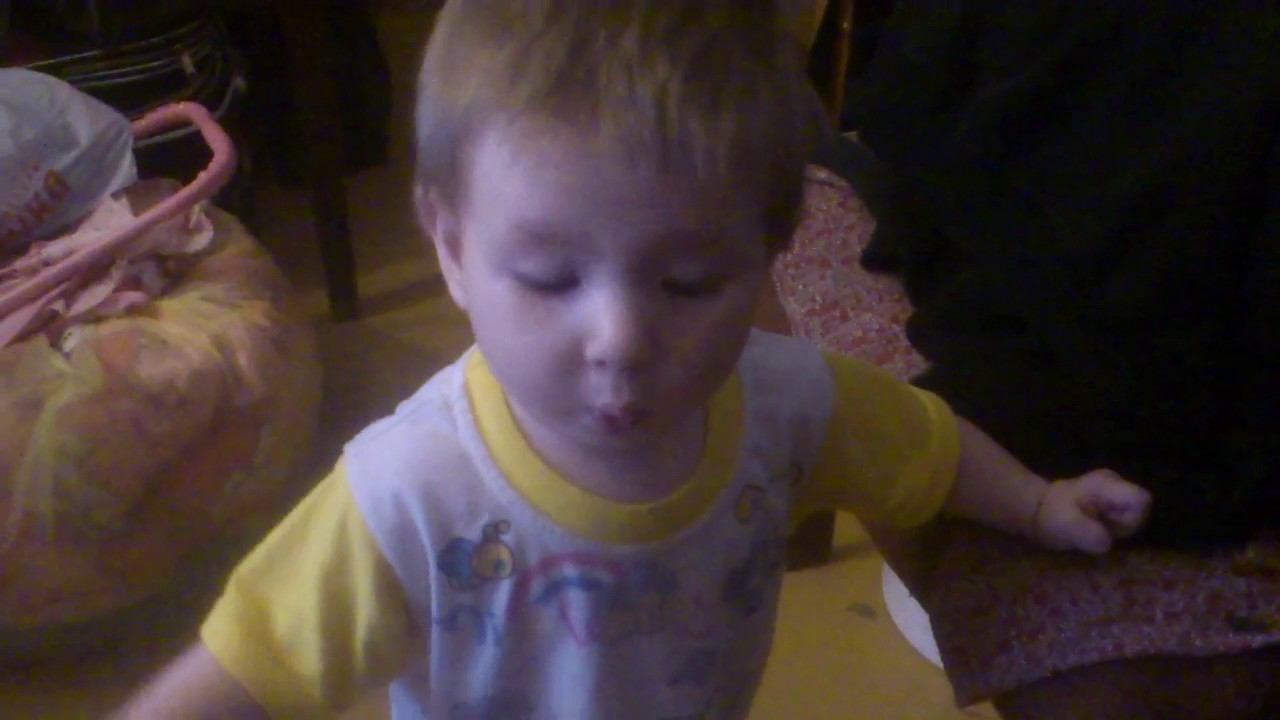 Ника с телефоном