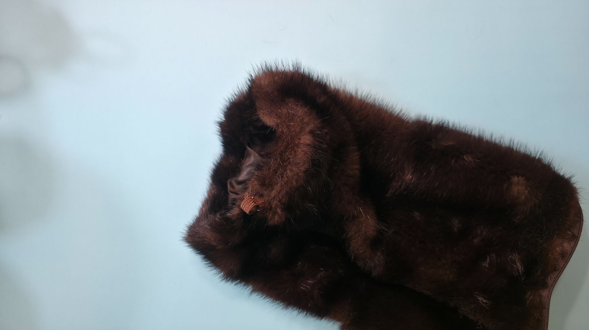 Замена резинки в рукавах норковой шубы на новые .