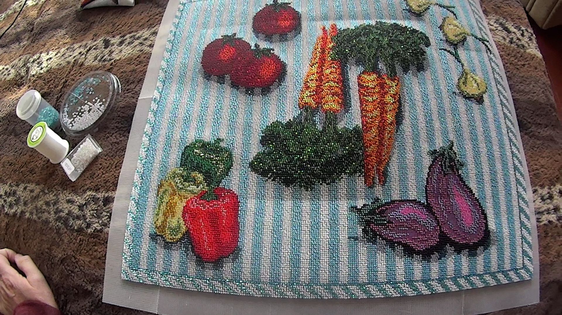 Бисер меня не отпускает...))) Когда же я доделаю свои кофейные столики?!