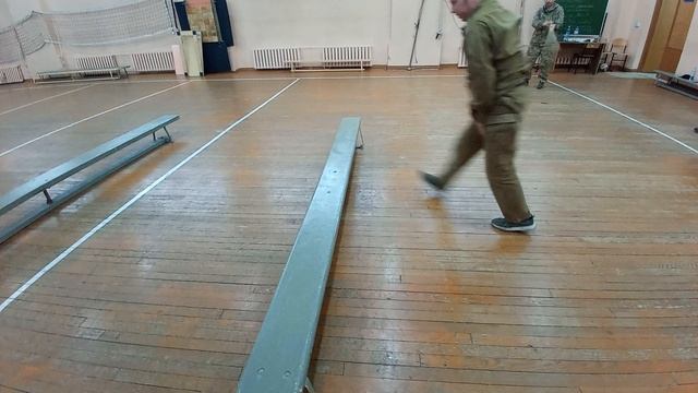 ВПИСАТЬСЯ В ПОЛ СПИНОЙ СИДЯ НА СКАМЕЙКЕ_ФЕДОР