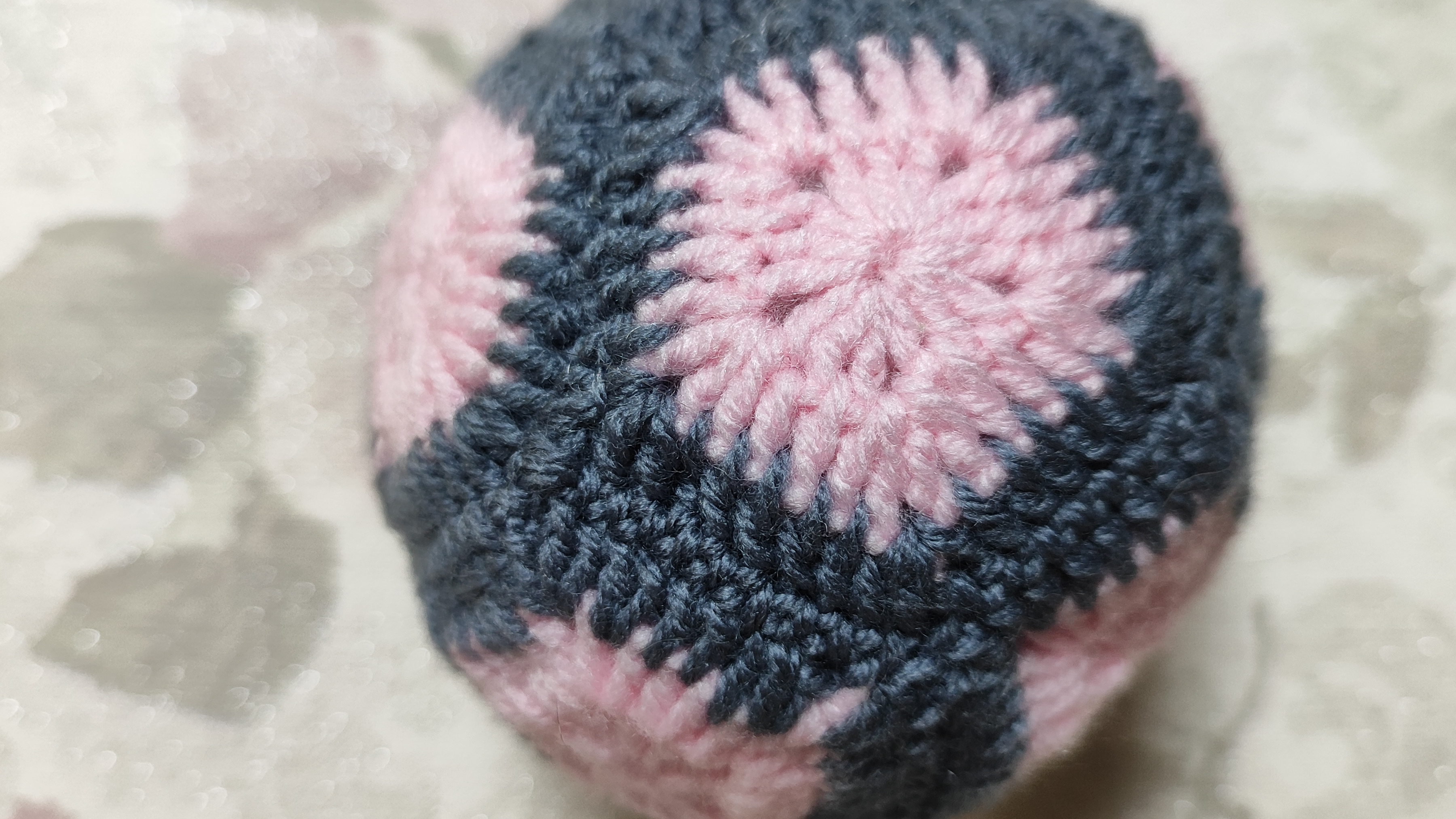 Мячик крючком из мотивов. Просто.