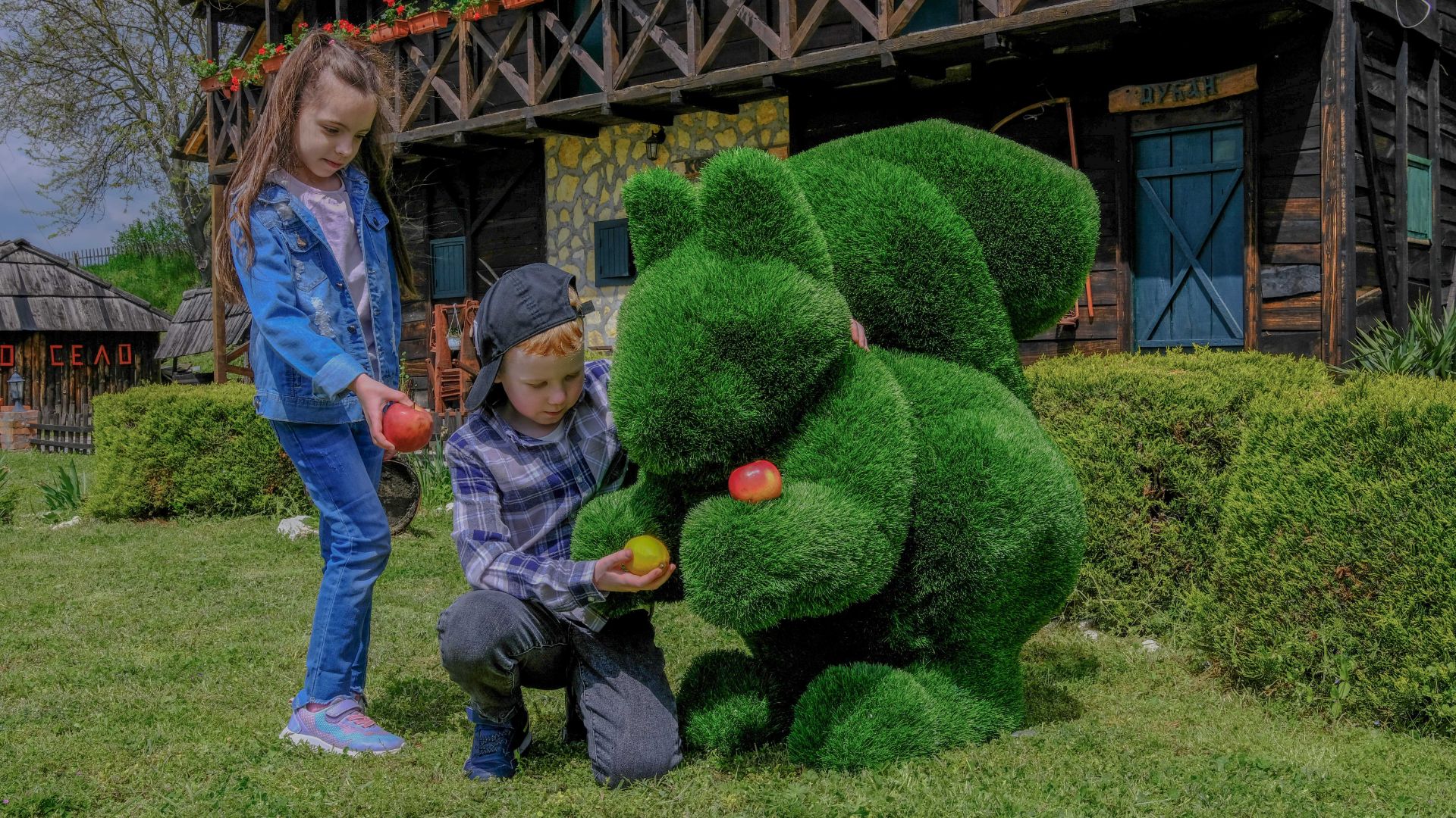 Топиарная фигура из искуственной трабы Белка.