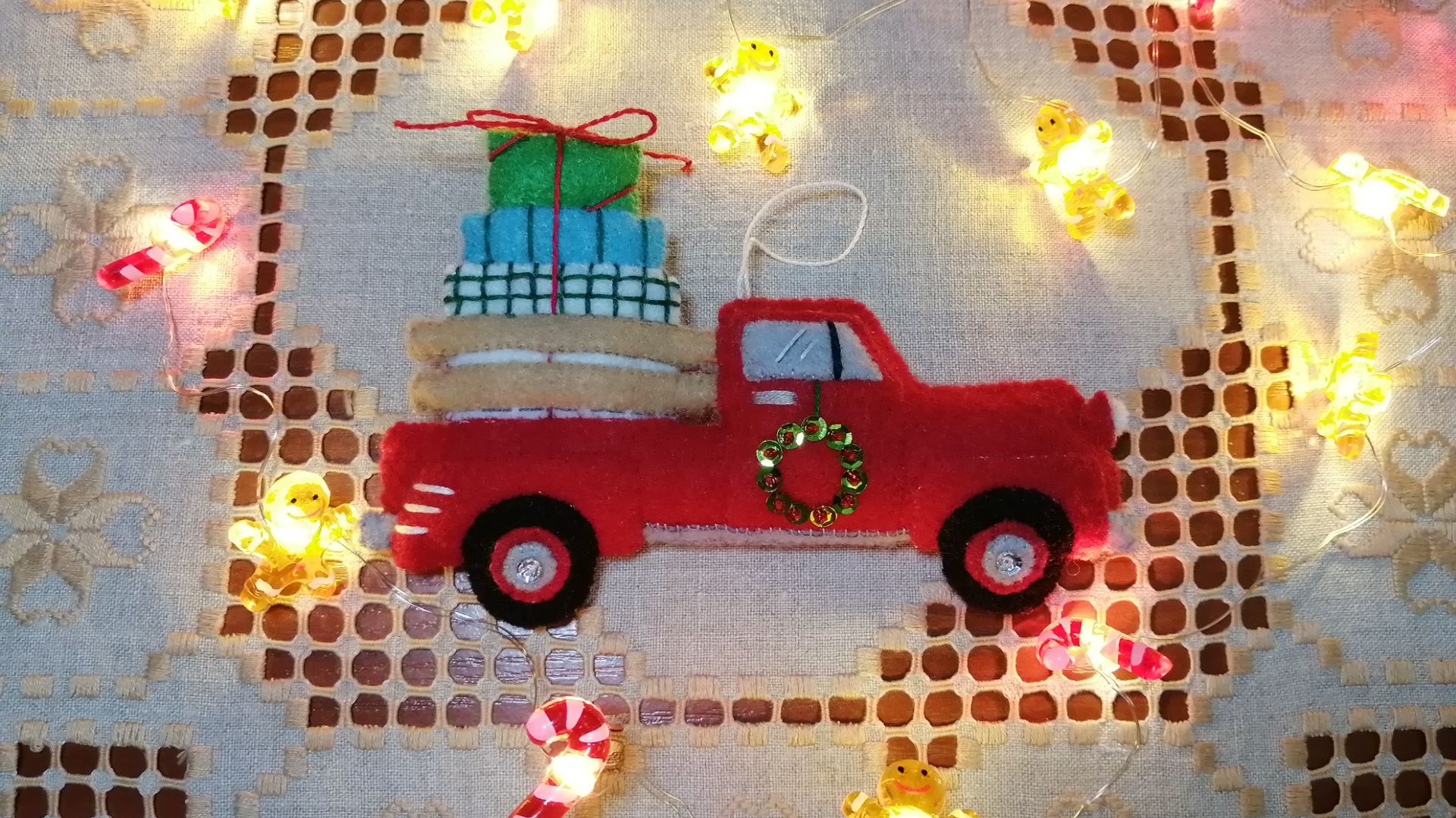 Holiday Shopping Spree Ornaments (Bucilla, 86836) - готов красный пикап с подарками