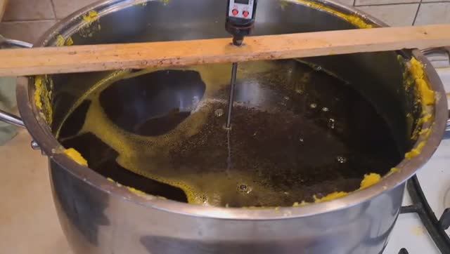 Вощина своими руками. Шаг 1. Стерилизация воска. Отливка восковых дощечек