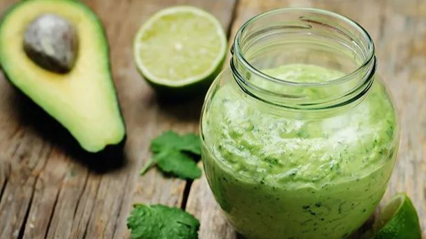 Соус из свежего авокадо и лайма.