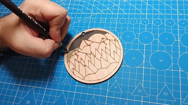 Ручное выжигание по дереву и акриловые маркеры. Темный лес. Пейзаж.