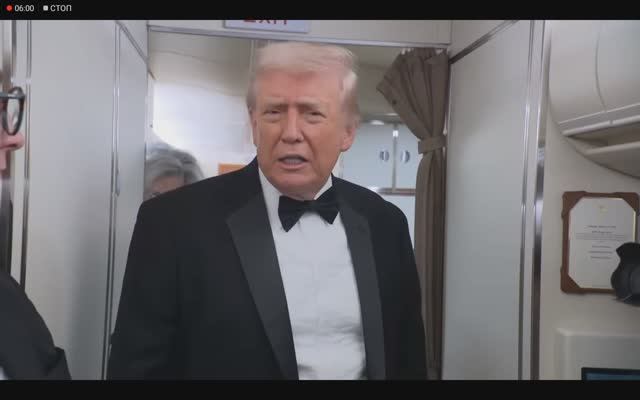 Президент США Трамп общается с прессой на борту самолета Air Force One, 31 января 2026 года
