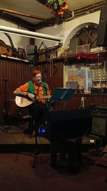 Поэт Эд Покров выступает в Москве в "Археологии". Поёт "Ключик"